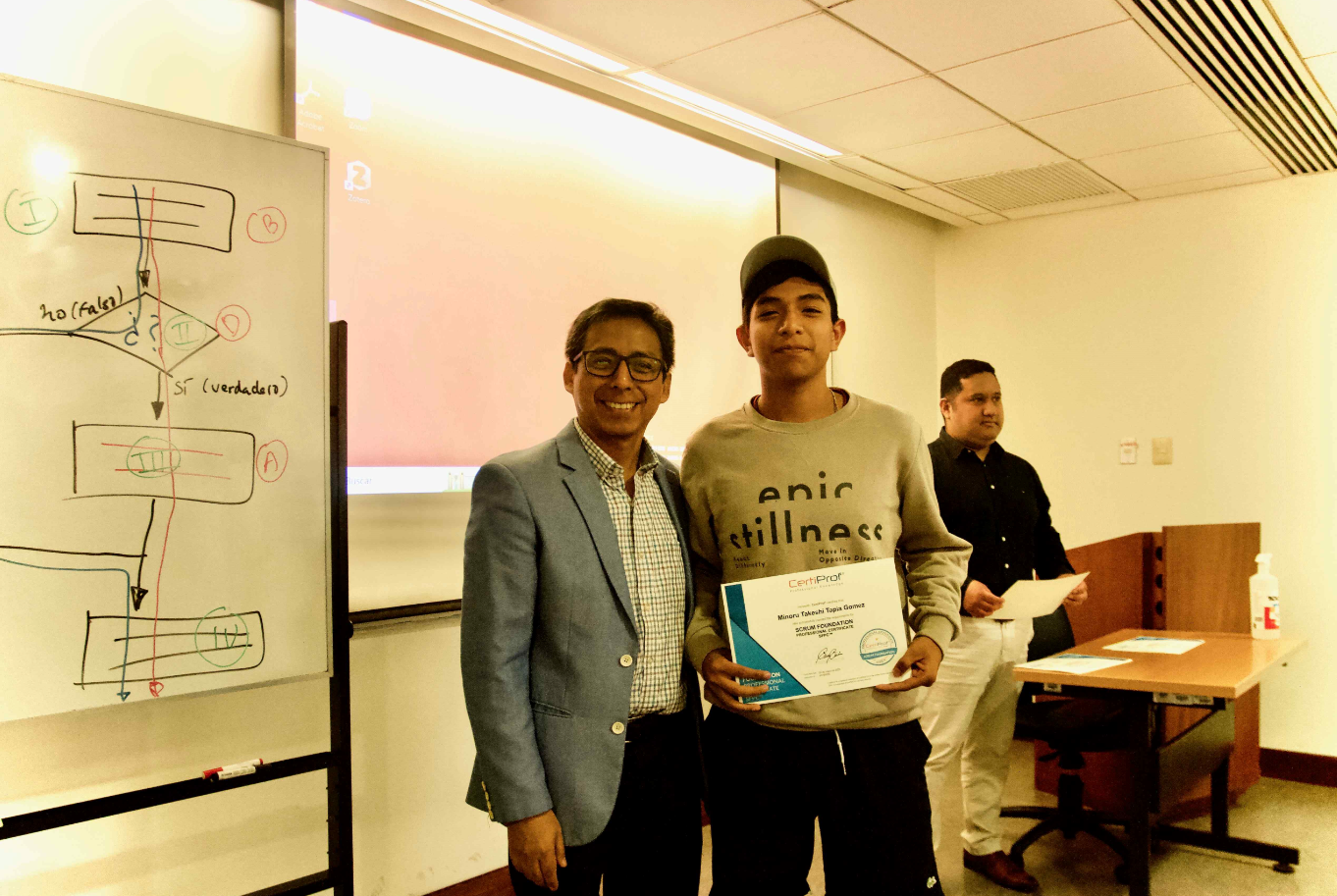 Estudiantes del primer ciclo de la carrera de Ingeniería Informática se ...