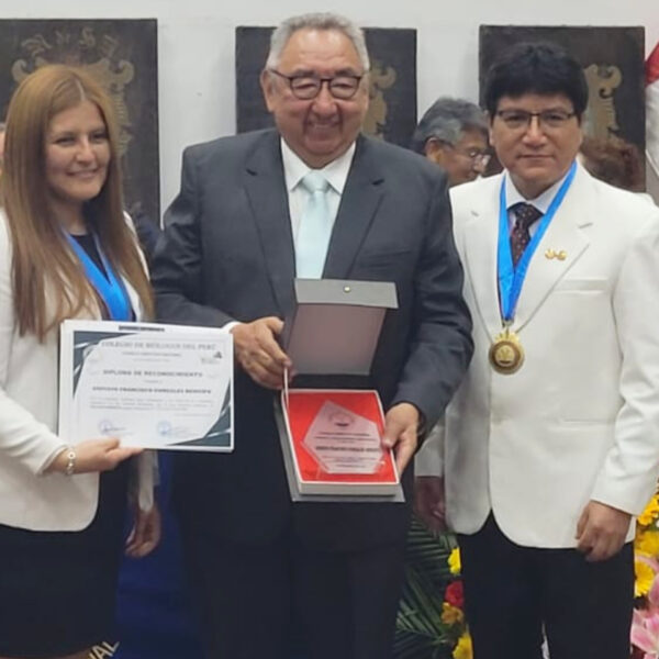 Docente e investigador de Cayetano Heredia recibe reconocimiento del Colegio de Biólogos del ...