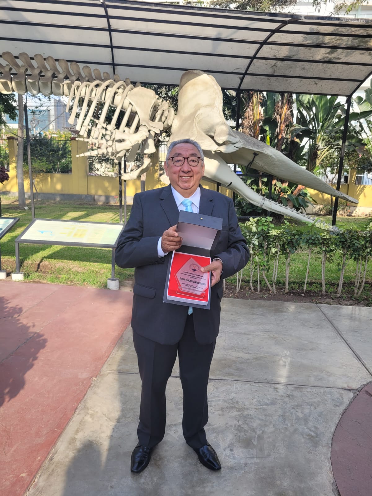 Docente e investigador de Cayetano Heredia recibe reconocimiento del Colegio de Biólogos del ...